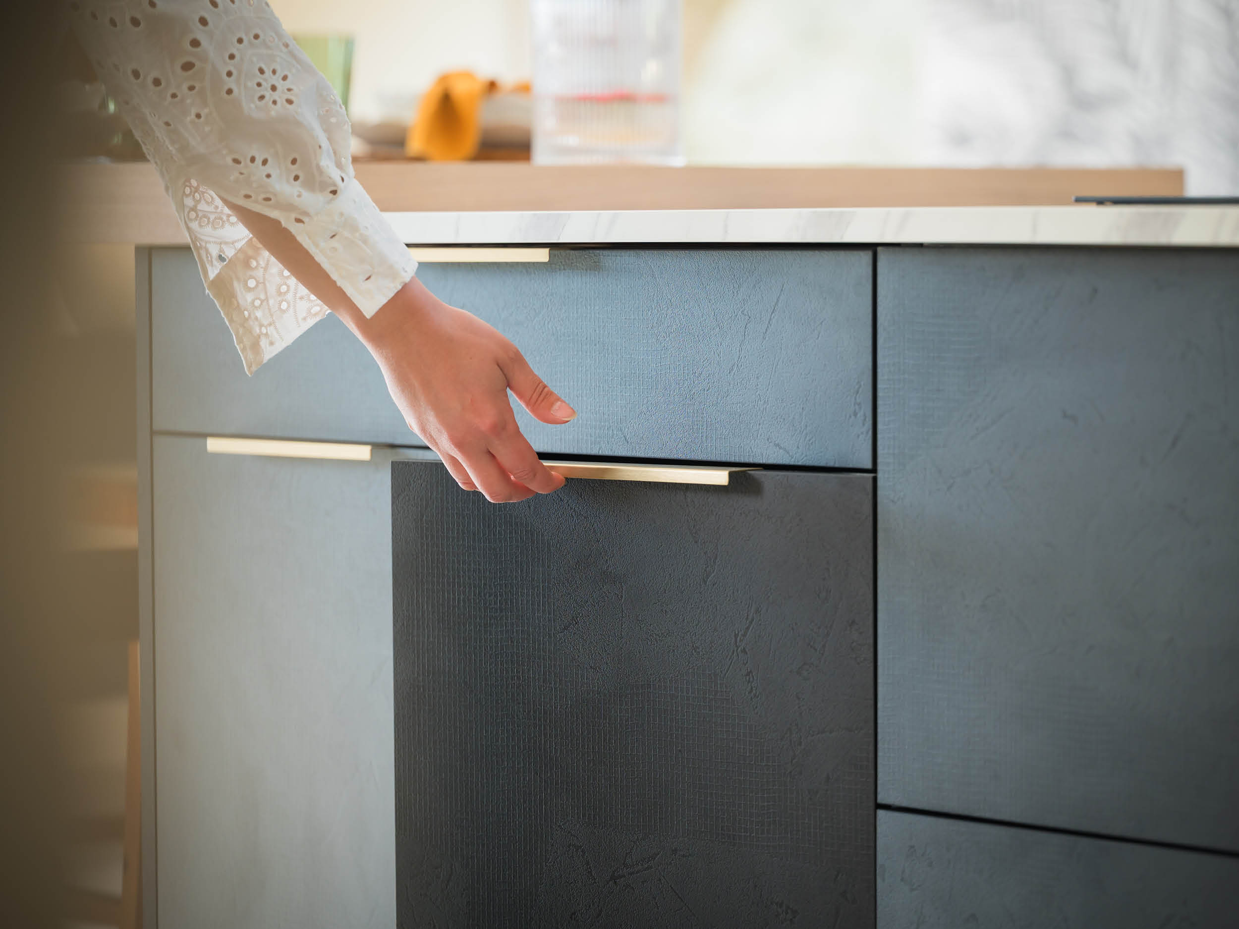 Cuisine noire, bois et zellige - Inova cuisine